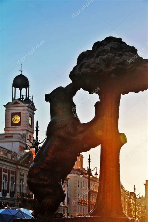 Madrid España 16 De Marzo De 2017 Estatua Del Oso Y La Fresa