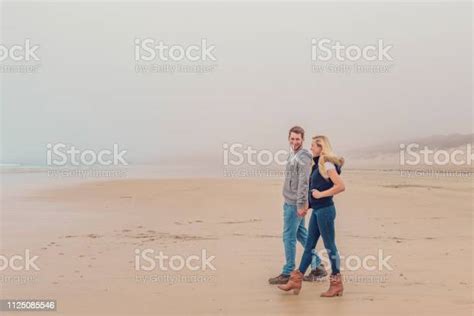 데는 손을 잡고 몇 Fistral 비치 뉴 퀘이 콘월 따라 산책 2명에 대한 스톡 사진 및 기타 이미지 2명 30 39세