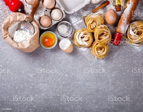 전통적인 이탈리아 파스타 Tagliatelleflour 계란 회색 돌 배경에 올리브 오일을 요리하기위한 신선한 재료 배경텍스트에