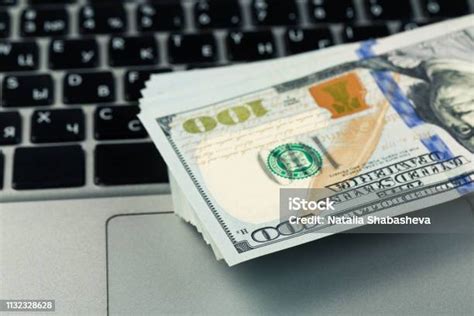 노트북 키보드에 누워 100 달러 지폐의 근접 촬영 보기 쇼핑 및 부패 개념에 대 한 달러를 지불 0명에 대한 스톡 사진 및