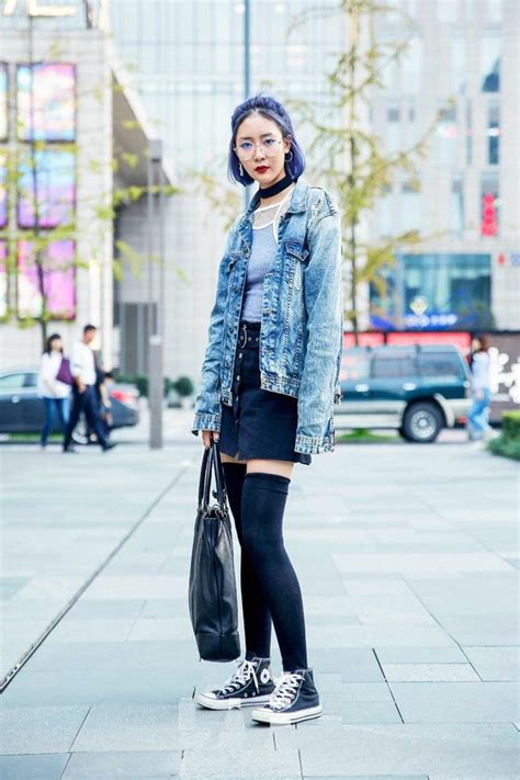 街拍性感美女太敢穿深V连体衣真空上阵网友后背不冷吗