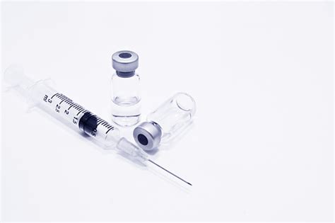 약물 또는 백신 및 3 Ml 바늘 고립 된 화이트 배경에 블루 톤 컬러와 플라스틱 주사기의 유리병 건강관리와 의술에 대한 스톡