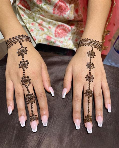 Simple Mehndi Design 2025 Dahlia Daniella