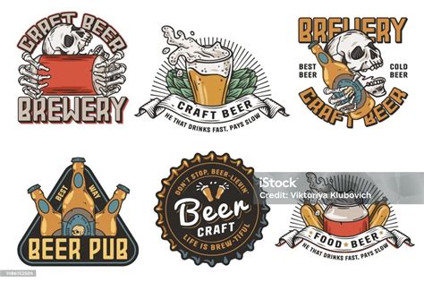 맥주 캡 캔 홉 스켈레톤 및 병이 있는 양조 엠블럼 또는 수제 맥주 로고의 맥주 세트 두개골 맥주 유리 및 바 펍 또는 양조장 상점을 위한 보리가 있는 라벨 또는 인쇄
