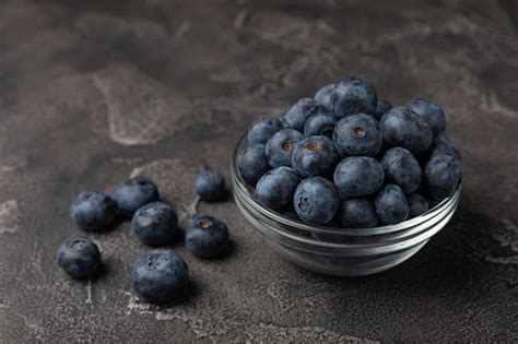 검은 질감의 배경에 세라믹 그릇에 블루 베리 익은 신선한 블루 베리 비타민 건강 식품 육즙이 많은 베리 공간을 복사합니다 텍스트 위치 0명에 대한 스톡 사진 및 기타 이미지