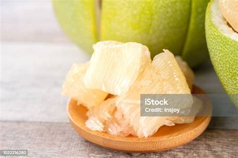 신선 하 고 껍질을 벗 겨 Pomelo 나무 테이블 배경에서 조각와 자 몽 Mid Autumn Festival에 대한 스톡 사진