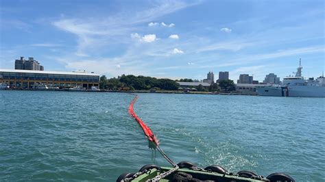 天使輪於高雄港外海船艙進水半沉，船上空貨櫃落海漂流，高雄港緊急動員打撈