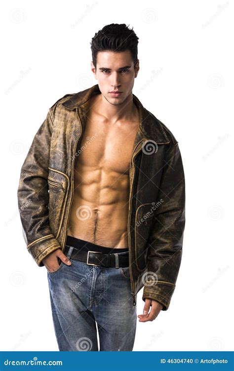 Veste En Cuir De Port De Jeune Homme Beau Sur Le Torse Nu Photo Stock