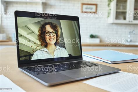 매력적인 여성 교사가 화상 통화 중에 미소짓고 집에서 공부하는 학생들과 온라인 수업을하는 노트북 화면을 닫습니다 30 34세에 대한 스톡 사진 및 기타 이미지 Istock