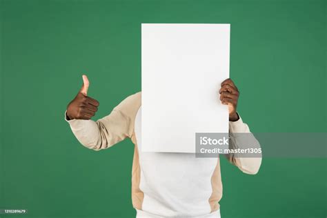 카피 스페이스와 녹색 스튜디오 배경에 고립 된 아프리카 남자의 초상화 18 19세에 대한 스톡 사진 및 기타 이미지 18 19세 감정 개념 Istock