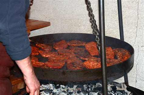 큰 야외 팬에 강철 집게와 구운 스테이크를 들고 그릴 요리사 요리사에 대한 스톡 사진 및 기타 이미지 요리사 케밥 검은색 Istock