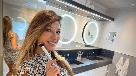 Catherine Fulop posó frente a un espejo con una microbikini y tiró
