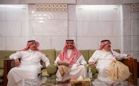 خادمالحرمينالشريفين يستعرض في مكتبه بالإمارة تاريخاً حافلاً