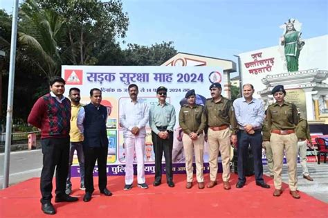 सड़क सुरक्षा माह 2024 पुलिस ने हेलमेट लगाकर बाइक से निकाली जागरूकता