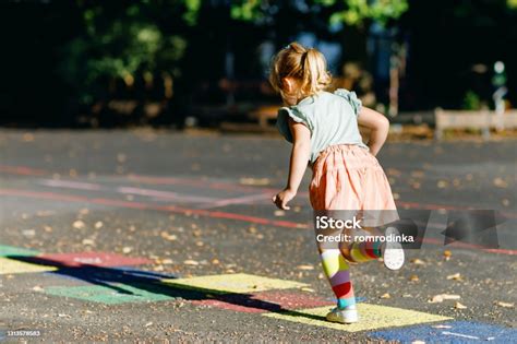 Photo Libre De Droit De Petite Fille Mignonne De Petit Enfant En Bas