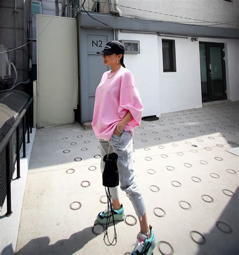 쉬즈스토리 세가지 컬러 구성으로 선보이는 반팔 티셔츠 소개해드릴게요 군더더기 없이 깔끔한