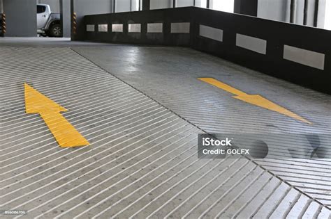 두 가지 방법으로 노란 화살표도로 표시로 서명합니다 공원 건물에서 슬로프 바닥에 화살표 기호입니다 거리에 대한 스톡 사진 및