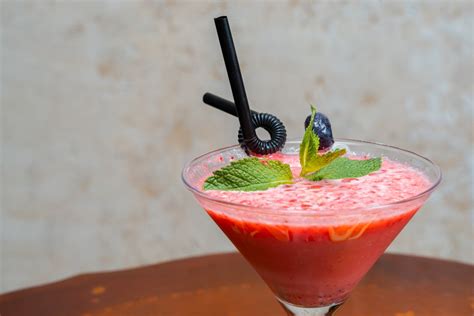 감기 거품 같은 건강 고명 과일 녹색 달콤한 디저트 딸기 마티니 막대기 맛 맛있는 민트 민트 잎 베리류 블루베리 빨간 빨대 상쾌한 서빙