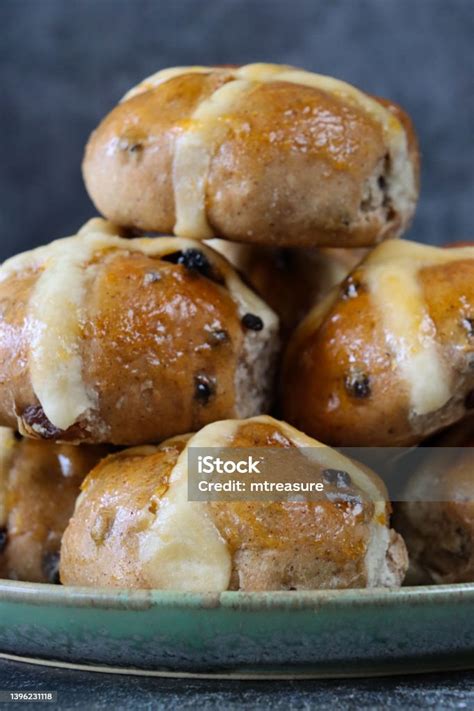 접시에 쌓인 갓 구운 수제 부활절 핫 크로스 만두의 클로즈업 이미지 얼룩덜룩 한 회색 배경 홈 베이킹 컨셉 전경에 초점 0명에 대한 스톡 사진 및 기타 이미지 Istock