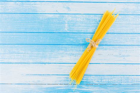 파란과 백색 페인트와 배경에 빈 공간 고대비 스트랩과 생된 이탈리아 파스타 갈색에 대한 스톡 사진 및 기타 이미지 갈색 건강한 생활방식 건강한 식생활 Istock