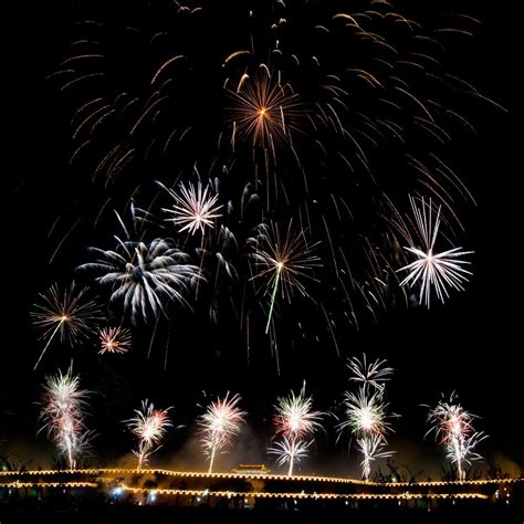 抬头看烟花的人怎么画 抬头看烟花简笔画 人抬头看天的简笔画 第8页 大山谷图库