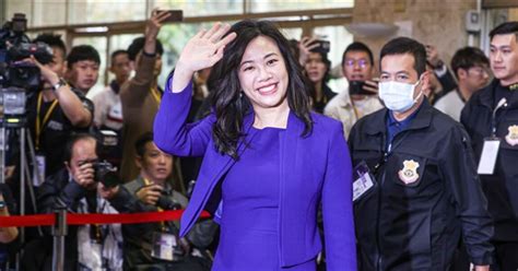 吳欣盈穿裙裝應戰辯論 抵達後向媒體揮手致意 政治 中央社 Cna