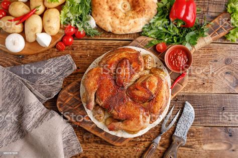 장식 나무 배경에 구운 젊은 감자와 닭고기 아직도 섬유와 원래 가전 제품 생활입니다 0명에 대한 스톡 사진 및 기타 이미지