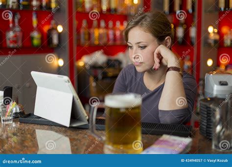 Bartender Girl Behind The Counter Stock Image Image Of Busy Barmaid 43494057