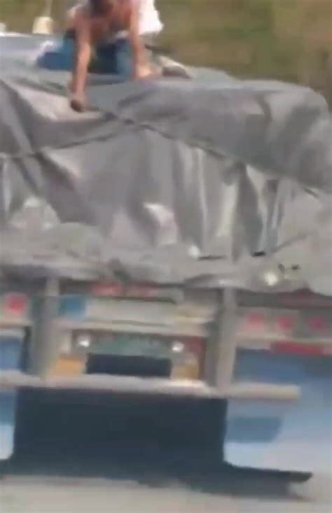 Flagra Homem Transando Com Uma Mulher Na Caçamba Do Caminhão Em