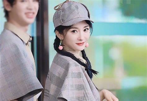 杨幂可塑性太强，霸气侦探装也带甜美感，双麻花辫扮俏皮女娃服装