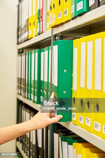 노란색 녹색 검은색 파일 폴더 보관 및 인간 손을 그들 중 하나를 선택 0명에 대한 스톡 사진 및 기타 이미지 0명 개체 그룹 검은색 Istock