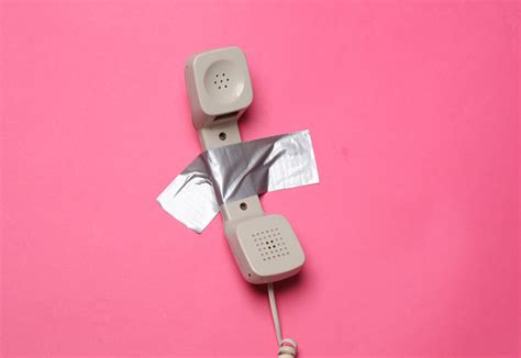 분홍색 배경에 접착 테이프로 고정된 복고풍 전화 튜브 개념적 팝 현대 미술 미니멀리스트 정물 전화에 대한 스톡 사진 및 기타