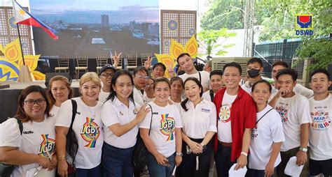 Department 𝗜𝗡 𝗣𝗛𝗢𝗧𝗢𝗦 First Lady Liza Araneta Marcos Leads The