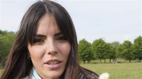 Shaila Gatta Solamente Il Braccio La Copre Sotto Il Nulla