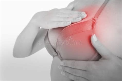 Immagine Composita Del Primo Piano Della Donna Che Esegue L Esame Del Seno Di Auto Immagine