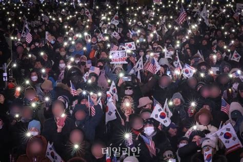 박근혜 때와 다른 윤석열 탄핵 국면 보수 지지율 배종찬의 정치 빅데이터