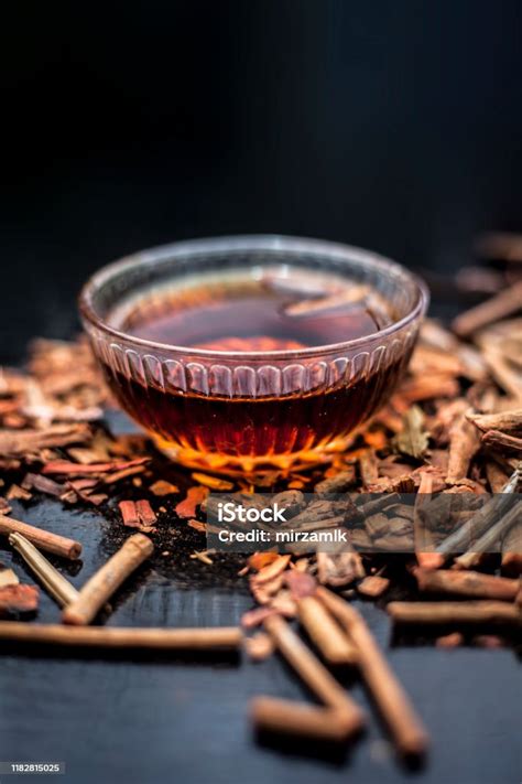 다목적 크림을 만들기 위한 유리 그릇에 생 유기농 꿀과 함께 인도 의 Madderwort 또는 Madder 루트 만지사 만지스타
