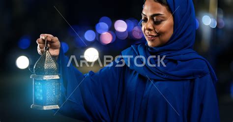 امرأة سعودية عربية خليجية تحمل بيدها فانوس مضيء، استقبال شهر رمضان