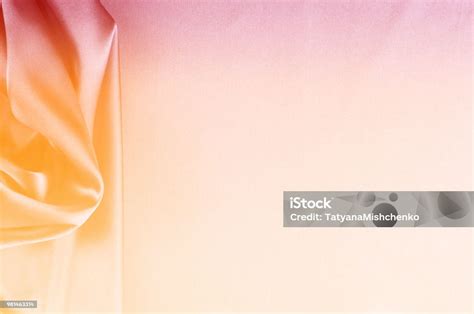 직물 배경 텍스처입니다 빨간색 노란색 후드 베이 지 실크 직물입니다 비문에 대 한 텍스처입니다 고급 스러운 직물 또는 액체 파도의 추상적인 배경이 나 그런 지의 물결 주름의