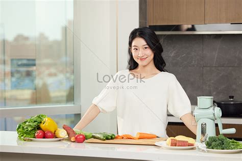 부엌에서 웃는 여성 그림 사진 무료 다운로드 Lovepik