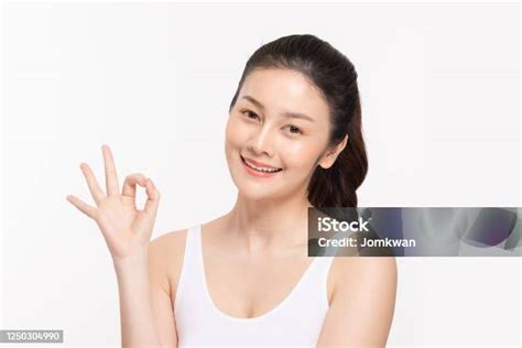 아름다운 매력적인 아시아 젊은 여자 미소와 그래서 행복과 자신감 느낌 괜찮은 기호를 만들기 흰색 배경에 고립 뷰티 컨셉 건강