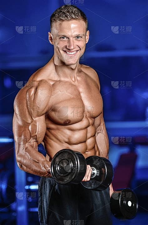 英俊的健美运动员在健身房锻炼