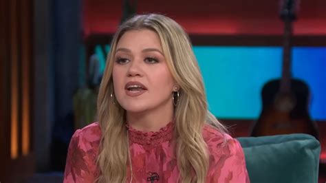 Kelly Clarkson Flaunts Jaw Dropping Weight Loss In Flirty Pink Dress