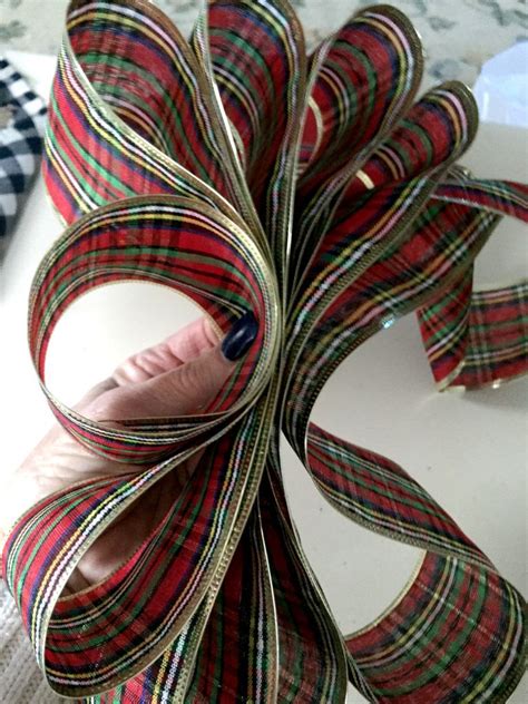 How To Make A Wreath Out Of Bows At Barry Bourne Blog