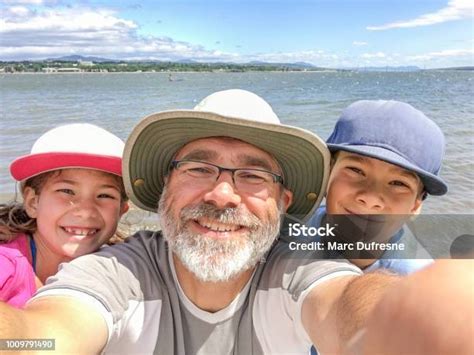 아들과 여름 하루 동안 퀘벡 시티에서 세인트 로렌스 강 외 해변에서 딸과 함께 아버지의 Selfie 10 11세에 대한 스톡