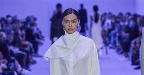 10 образів з білою сорочкою