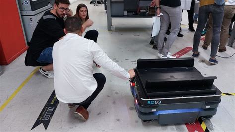 Guía para escoger entre robots móviles autónomos AMR y AGV