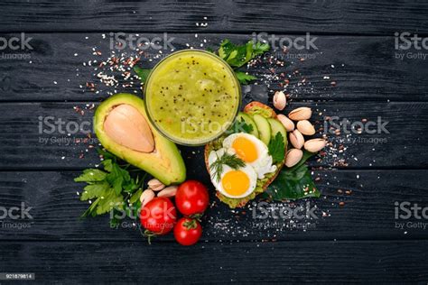 아보카도 계란 체리 토마토와 피스타치오 샌드위치 키 위 주스입니다 에 나무 배경 최고의 볼 수 있습니다 텍스트에 대 한 여유