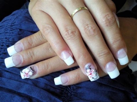 Френски Маникюр с Бяло Цвете За Жената