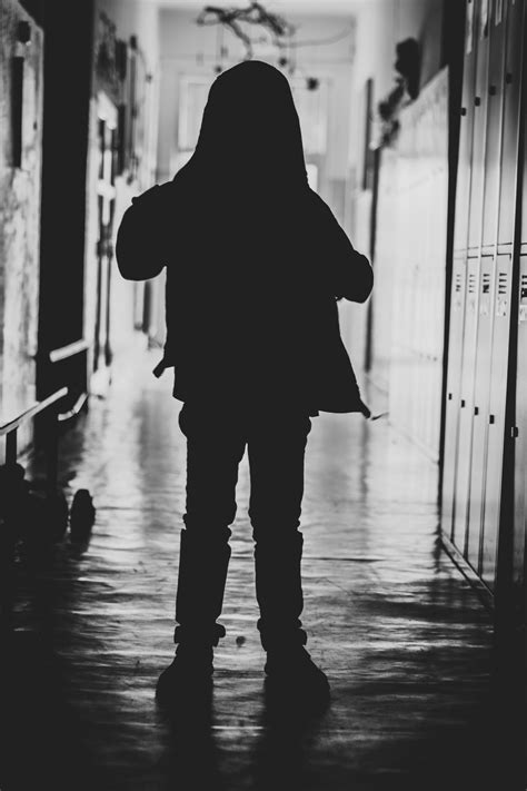 무료 이미지 검정색과 흰색 화이트 사진술 소년 아이 원근법 서 있는 선 좌석 작은 그림자 어둠 의류